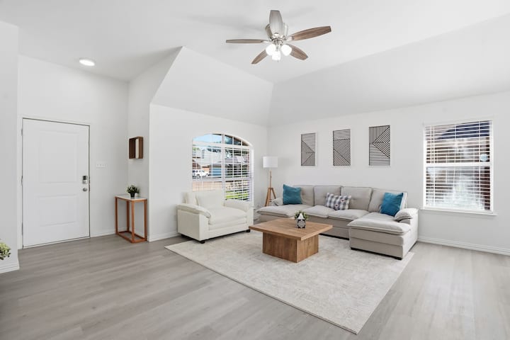 Spacious 3br By At&t Stadium | Perfect For Groups - Grand Prairie, TX