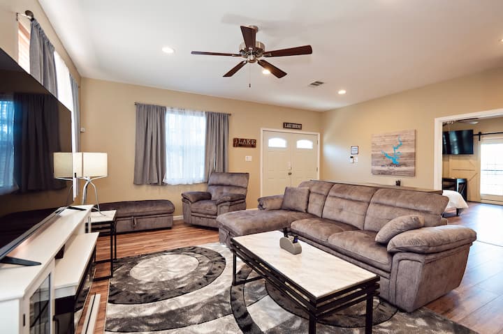 Lively Lake House Upstairs Unit, Balcony, Backyard - Belton, TX