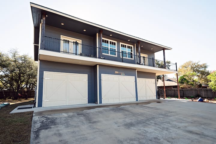 Lively Lake House - Balcony + Backyard Retreat - Belton, TX