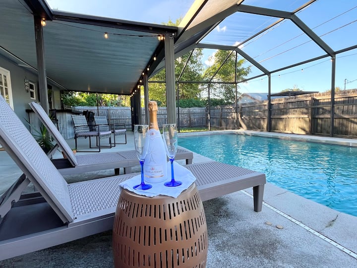 Relax & Entertain: Pool, Bar, Tv, King Bed, Fenced - Melbourne, FL