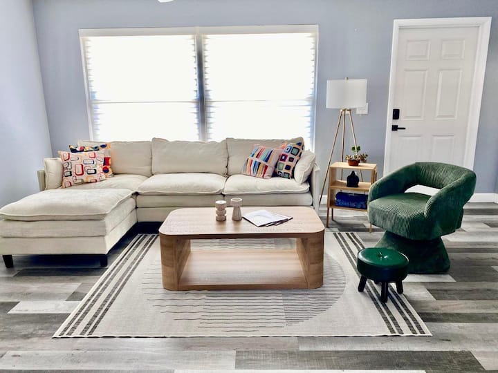 Relax & Entertain: King Bed, Pool, Fully Fenced - Melbourne Beach, FL