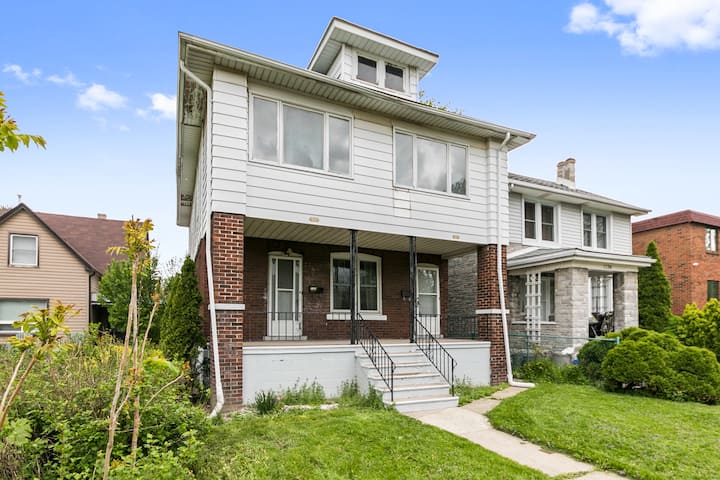 Cute 2-bdr Retreat In Little Italy | Free Parking - University of Windsor