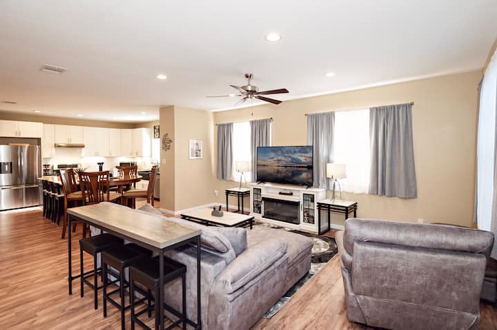 Lively Lake House Upstairs Unit, Balcony, Backyard - Belton, TX