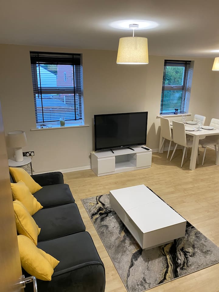 Spacious, Trendy, Modern And Fresh 2 Bedroom Appt - Ormskirk