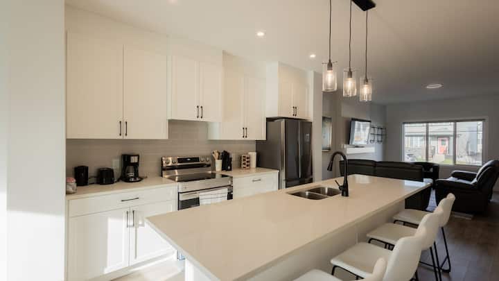 Cozy Haven 3 Bedroom House - Spruce Grove