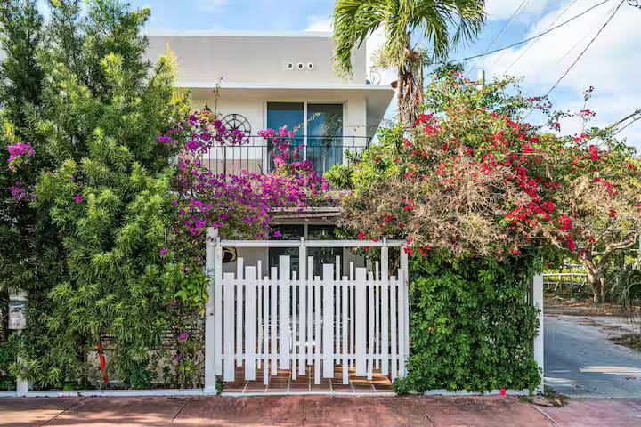 Unique Beach Villa W/ Services 5 Min Walk 2 Beach! - Miami Beach, FL