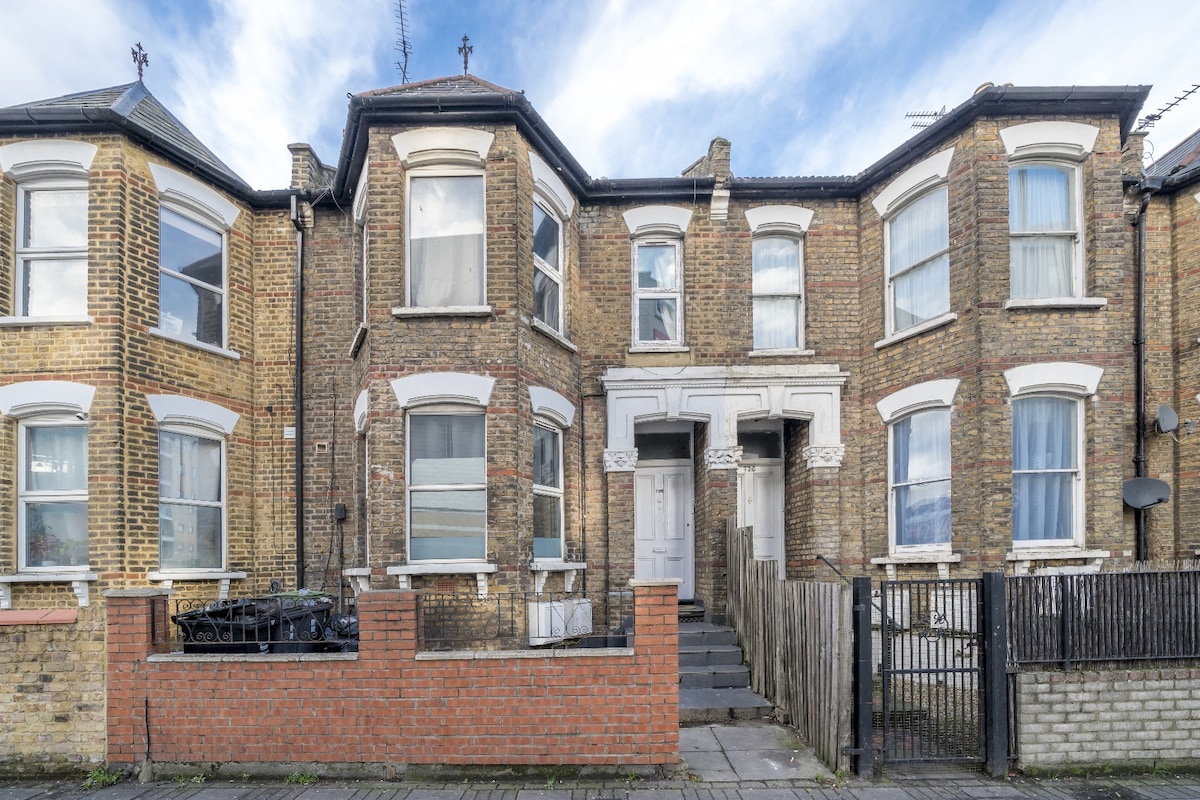 6-Bed House Near Wood Green Station | Sleeps 15 - Airbnb