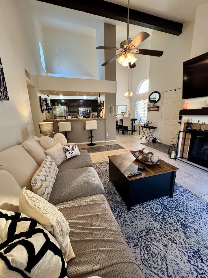 Designer-styled 2br/2ba Bright & Modern Townhome - Chandler, AZ