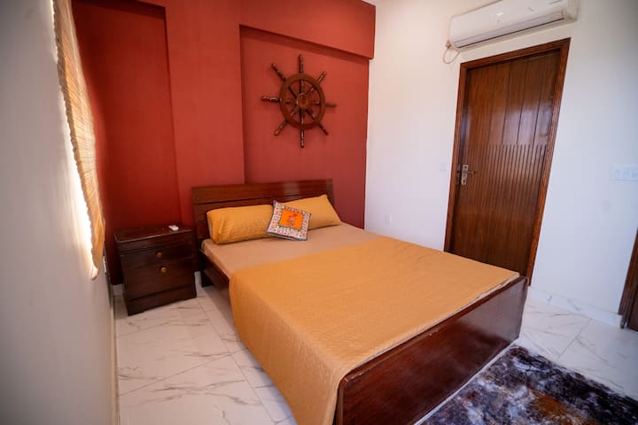 The Luxe Karachi 2 Bed Apt W/ Living Area & One Ac - Karachi