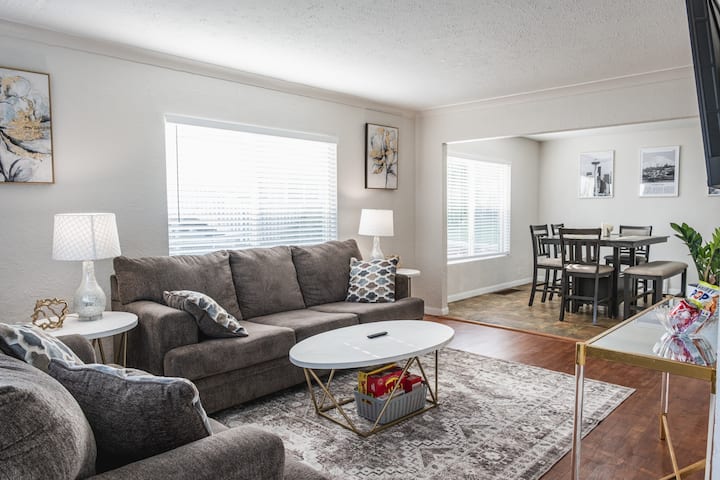 Charming Home In The Heart Of Downtown Everett - Everett, WA