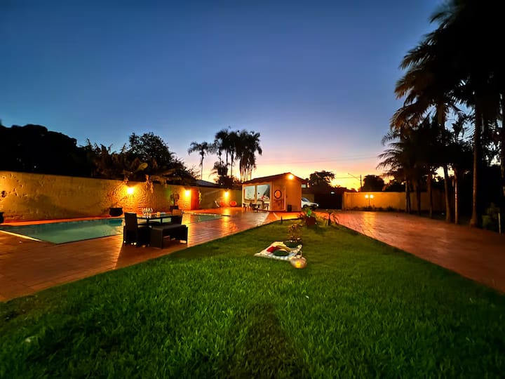 Casa Grande Com Piscina - Goiânia