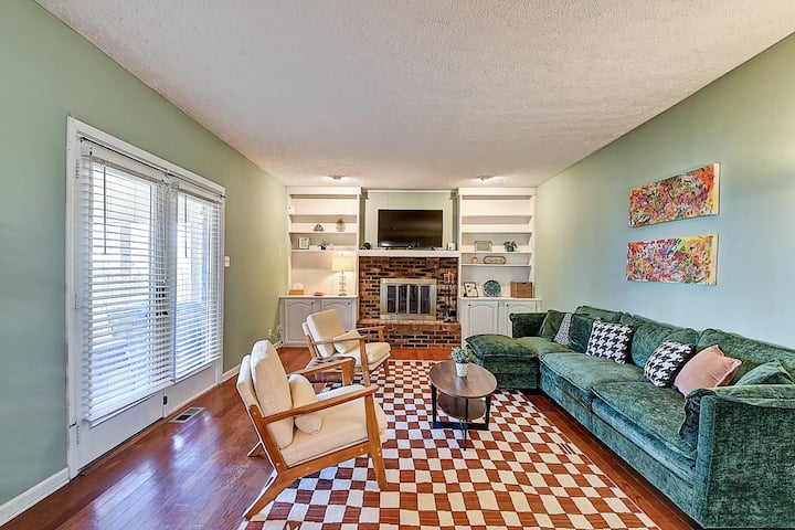 Convenient Home In Fishers! | 5 Bed, 2.5 Bath - Fishers, IN