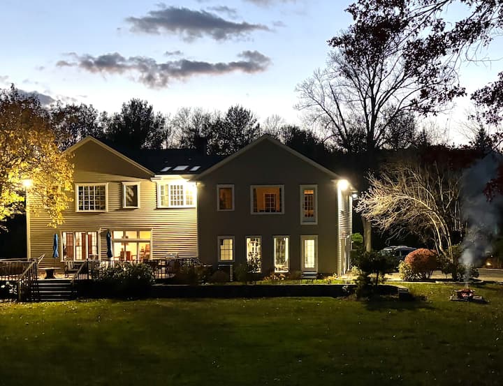 Weston Escape, Fire Pit, Gym, Jacuzzi Tub - Weston, CT