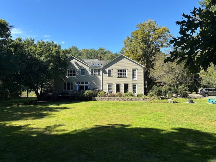 Weston Escape, Fire Pit, Gym, Jacuzzi Tub - Weston, CT