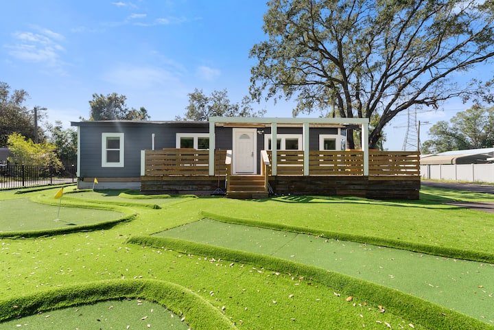 Putt Putt Retreat + Space Oasis | House & Capsule - Tampa, FL