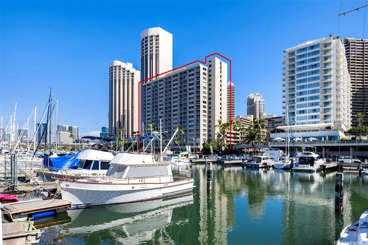 Renovated Spacious Studio In Waterfront Building - Honolulu, HI