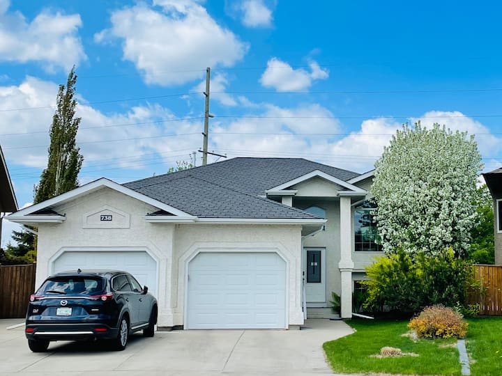 光感别墅·健身房·高端社区整栋3卧2卫 - Saskatoon