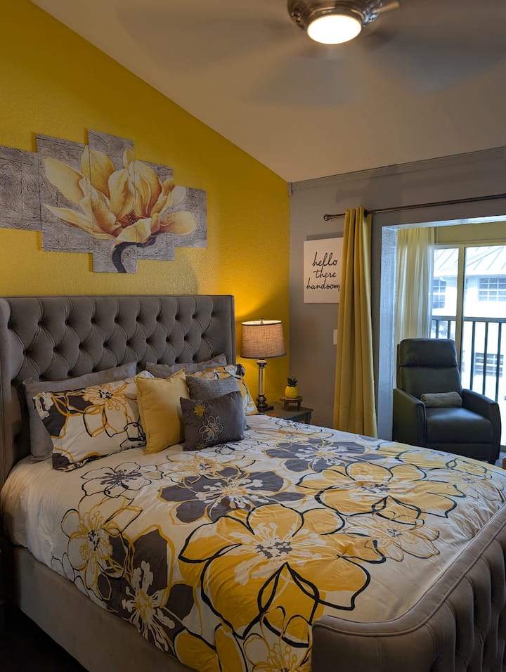 Stay Bare And Bright At Pineapple Paradise! - Land O' Lakes, FL