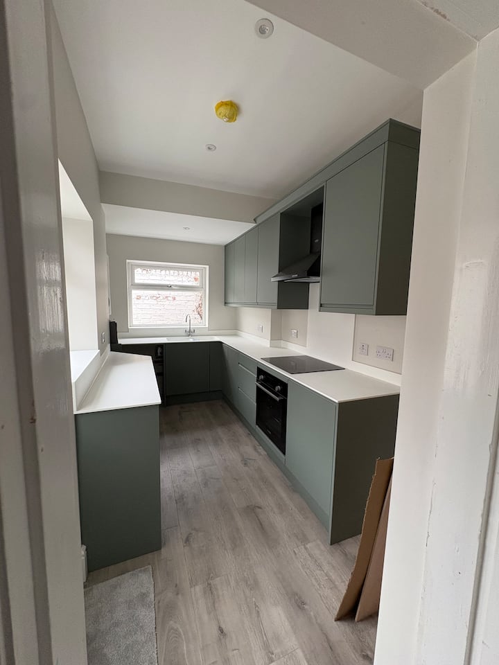 2 Bed | Contractor’s Haven | Parking / Refurbed - Chester, UK