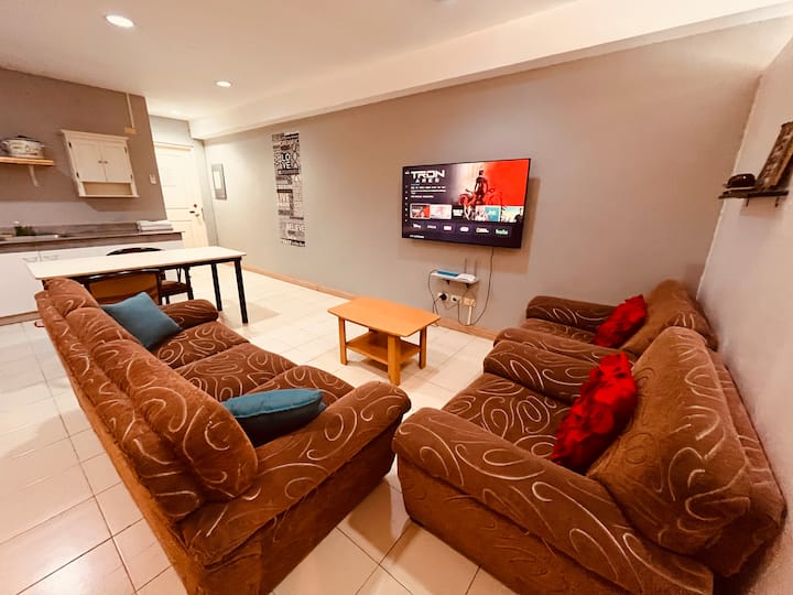 Enjoy Relaxing @ Central Condo - Wi-fi & Disney+ - Subic Bay Freeport Zone