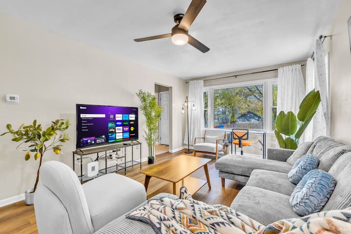 Duplex With Dual Kitchen & Living Rooms 2k/3q Beds - Rockford, IL