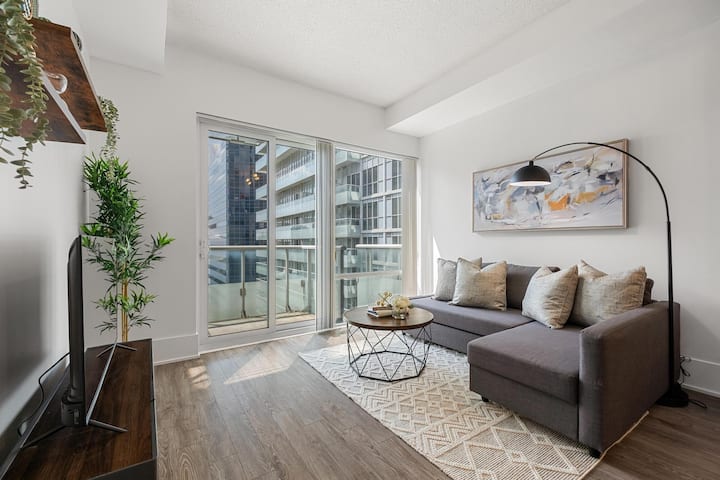 Spectacular Stay With Cn Tower View! -