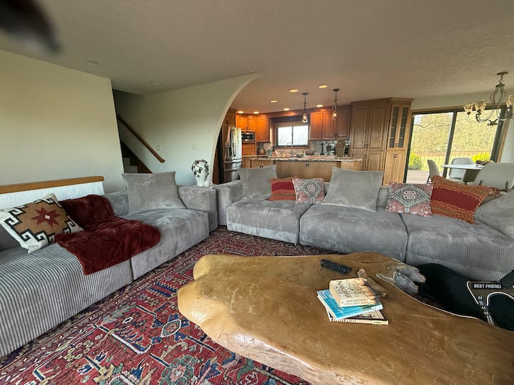 Villa Mt. Rainier | Balcony, Tennis Court & Views - Enumclaw, WA