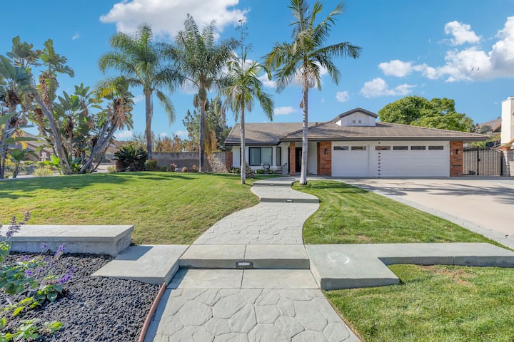 Lux Retreat • Pool • Jacuzzi + Private Guest House - La Verne, CA