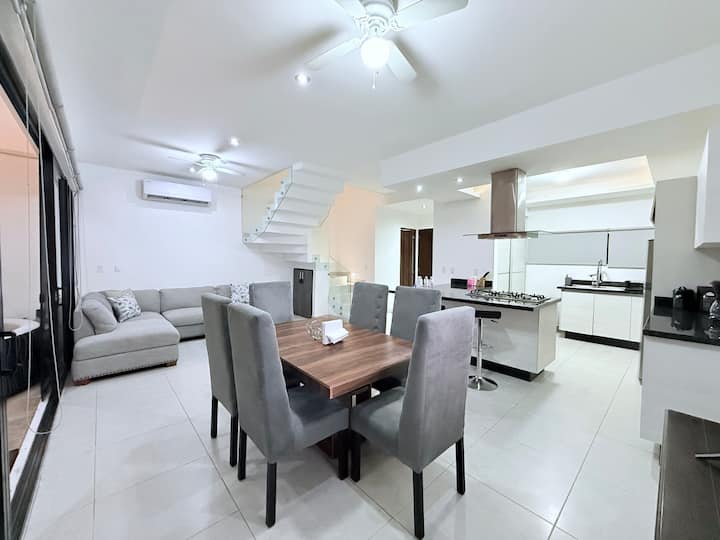 Casa Familiar Con Jacuzzi En Residencial Cancún - Cancún