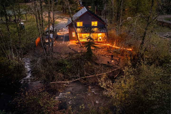 Mt Rainier! Lakeside Creekside! Hot Tub! Firepit! - Ashford, WA