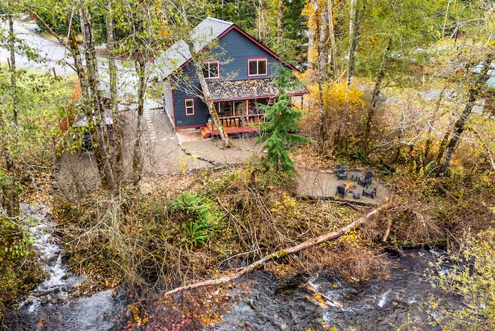Mt Rainier! Lakeside Creekside! Hot Tub! Firepit! - アッシュフォード, WA