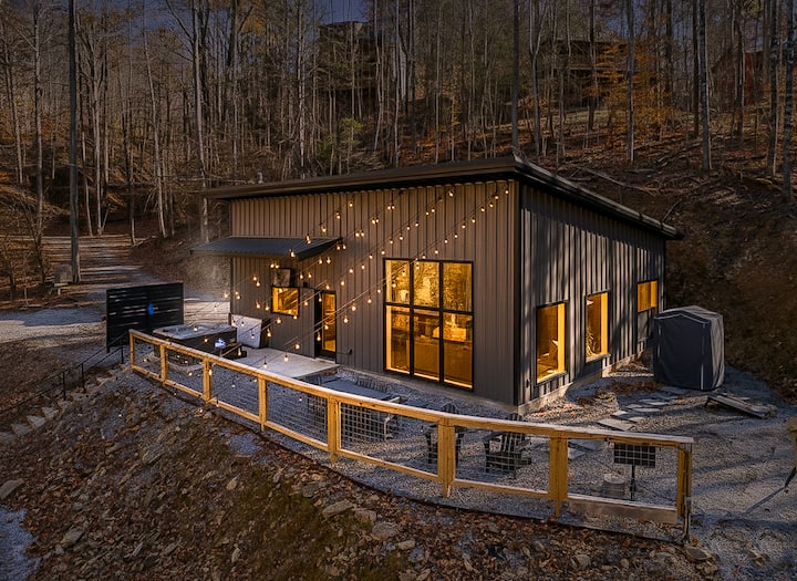Modern Smokey Getaway • Treehouse & Sauna - Gatlinburg, TN