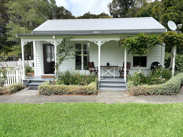 The Cottage: A Sensational Titirangi Retreat - Auckland