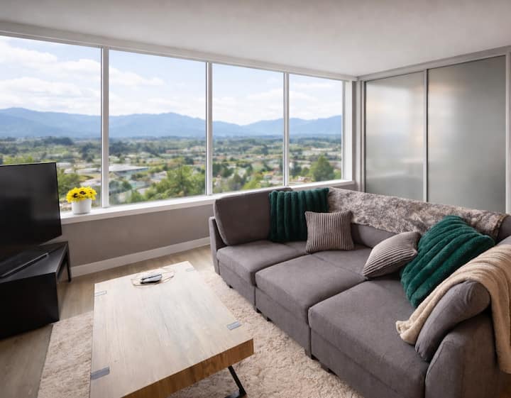 Serene Penthouse W Sunrise Views Downtown Bellevue - Bellevue, WA