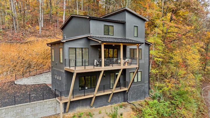 Modern Cabin With Pool, Theater & Billiards - Pigeon Forge, TN
