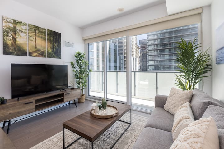 Chic Condo In King West – City Explorer’s Dream - Toronto