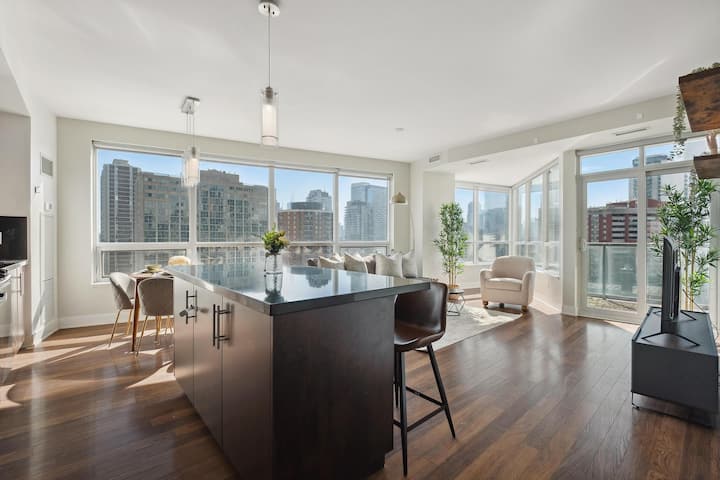 Modern & Sleek Condo Near Everything + 1 Parking - Toronto