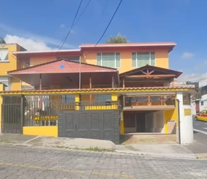 Casa Moderna Con Estacionamiento Gratuito - Quito