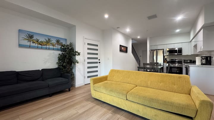 Modern 4-bedroom Family Retreat - Beverly Hills, CA