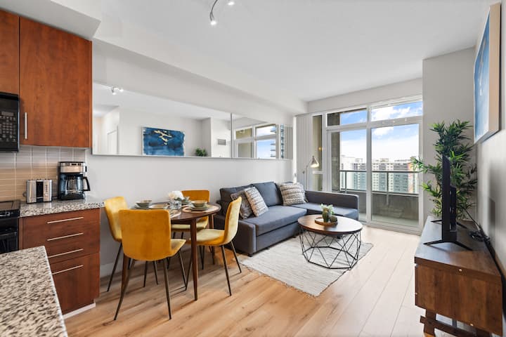 Vibrant Condo Heart Of The City + 1 Free Parking - Toronto