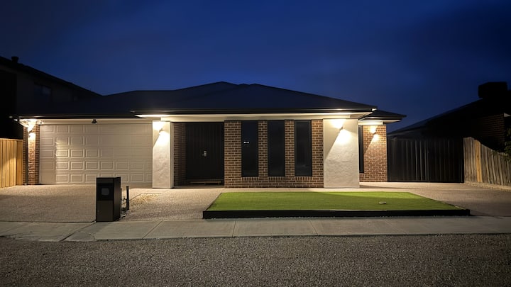 Brand New 5 Bedroom Retreat|2 Ensuites|manor Lakes - Werribee
