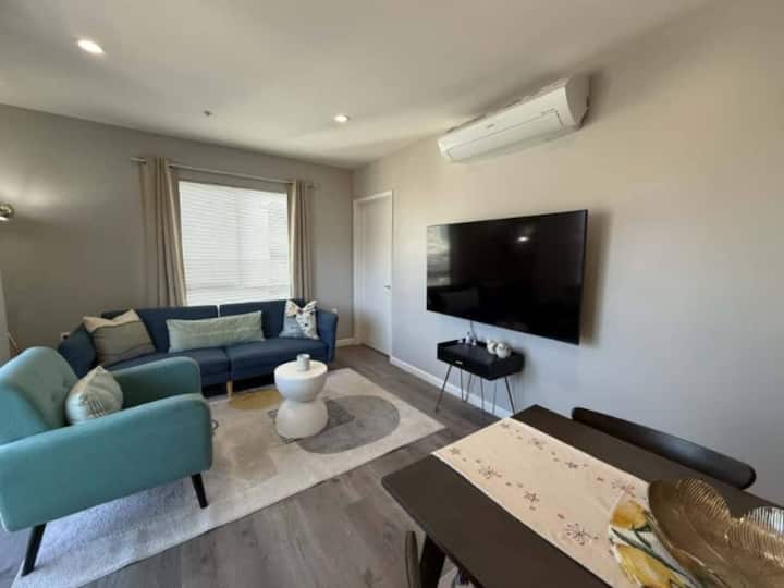 Chic 1br Getaway In K-town | Parking + Gym Access - Beverly Hills, CA