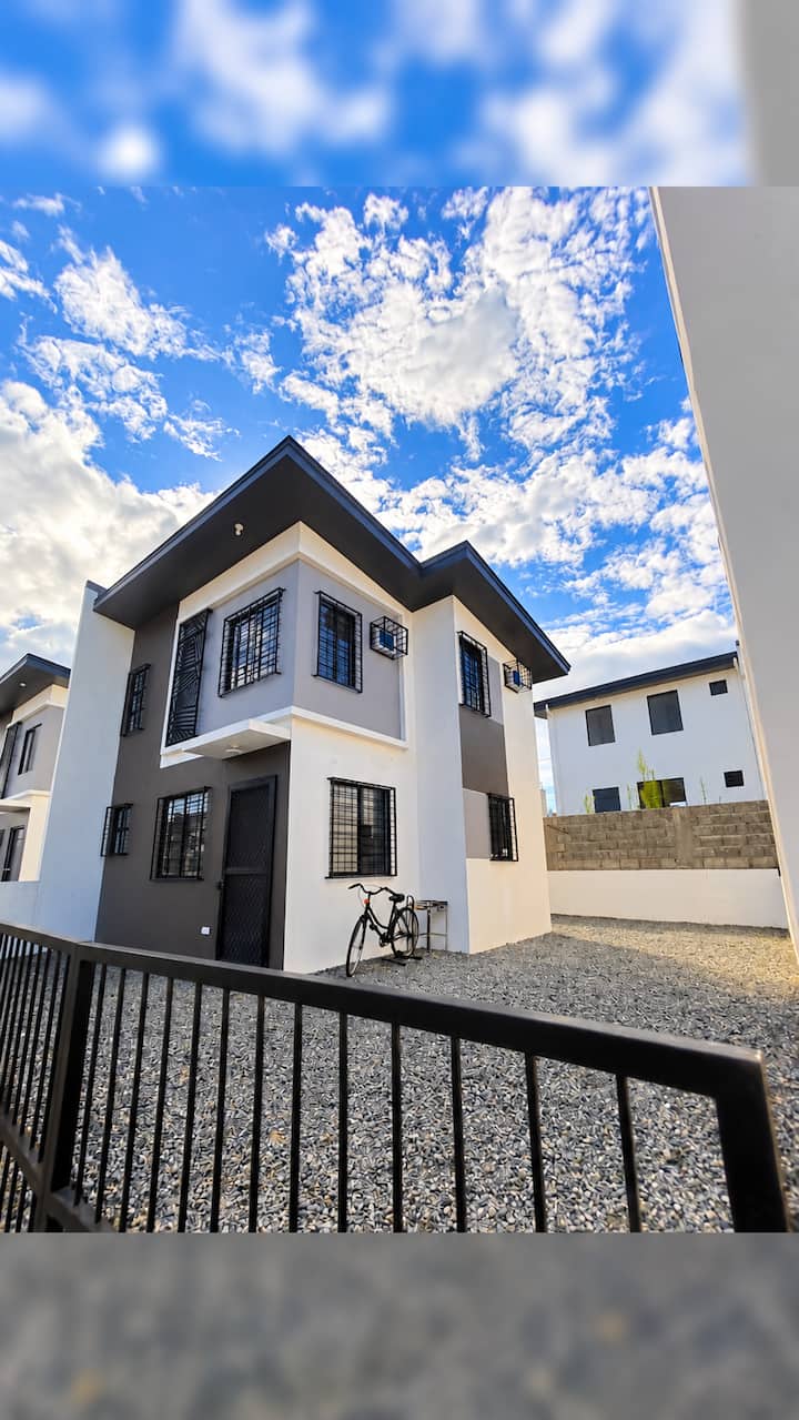 Cozy 2br Home Near Twin Lakes | Batulao - Alfonso
