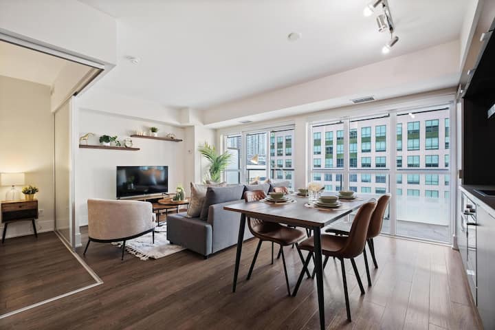 Steps From Cn Tower And City Hotspots - Toronto, ON