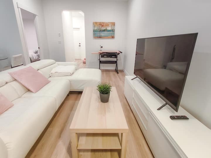 Bright 2-bedroom Suite W/ Full Kitchen & Laundry - Langley
