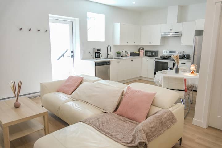 Bright 2-bedroom Suite W/ Full Kitchen & Laundry - Langley