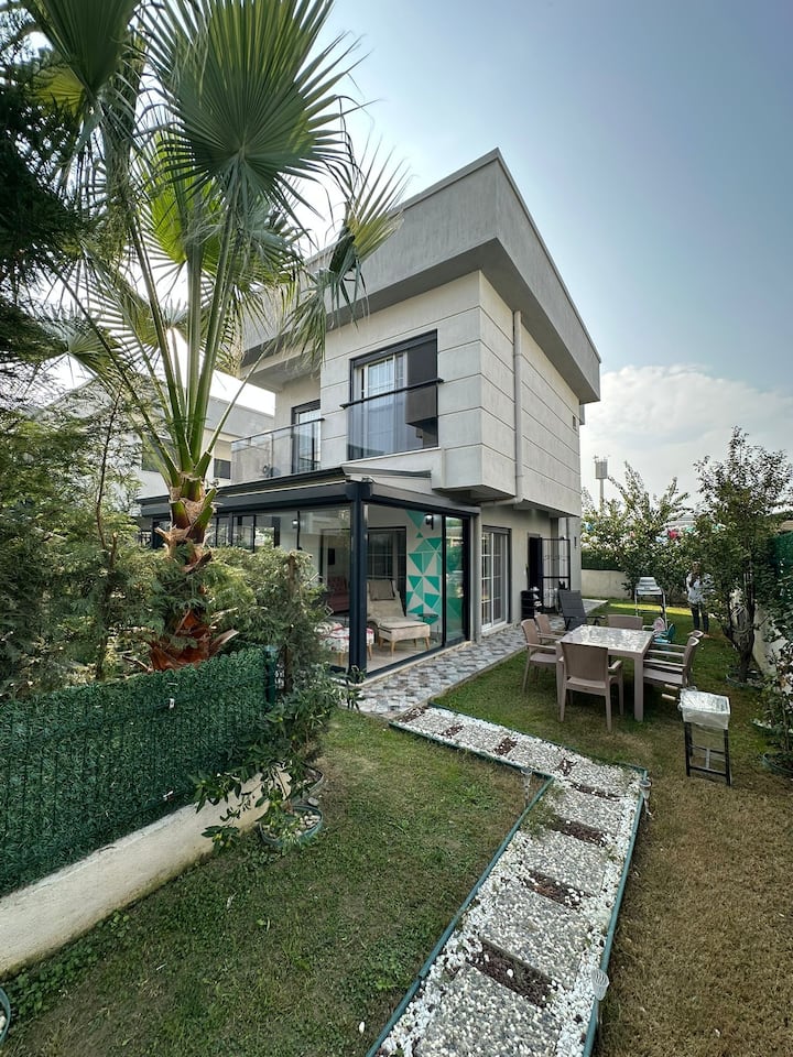 Denize Yakın Lüks Villa - Kuşadası