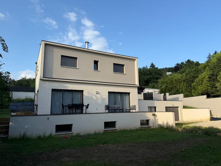 Maison Lumineuse Pour Famille Jusqu’à 8 Personnes - Écully