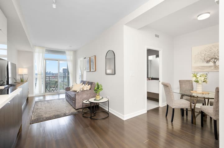 Modern Executive Condo By Rogers Centre + Parking - Toronto, ON