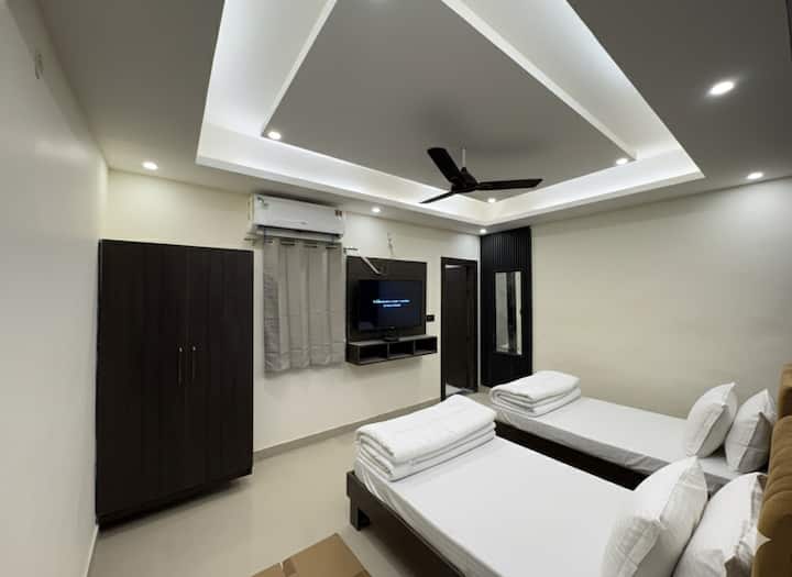 Spacious 3bhk | Balcony Lounge & Smart Tv - Ghaziabad